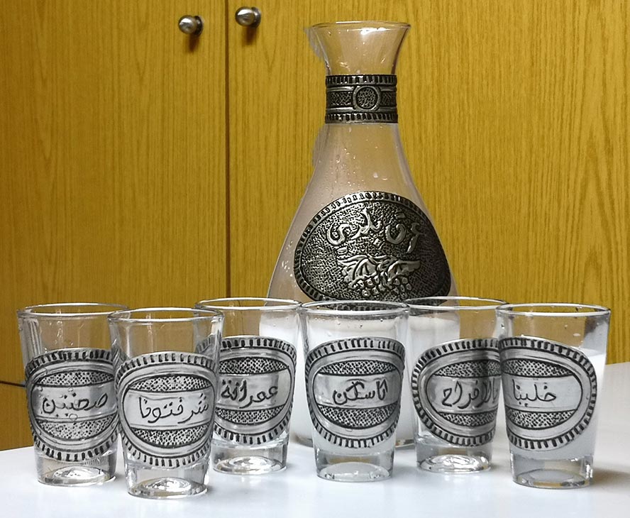 Set fine glass decorated plates of metal in bas-relief jug and cups