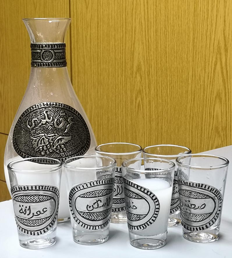 Set fine glass decorated plates of metal in bas-relief jug and cups